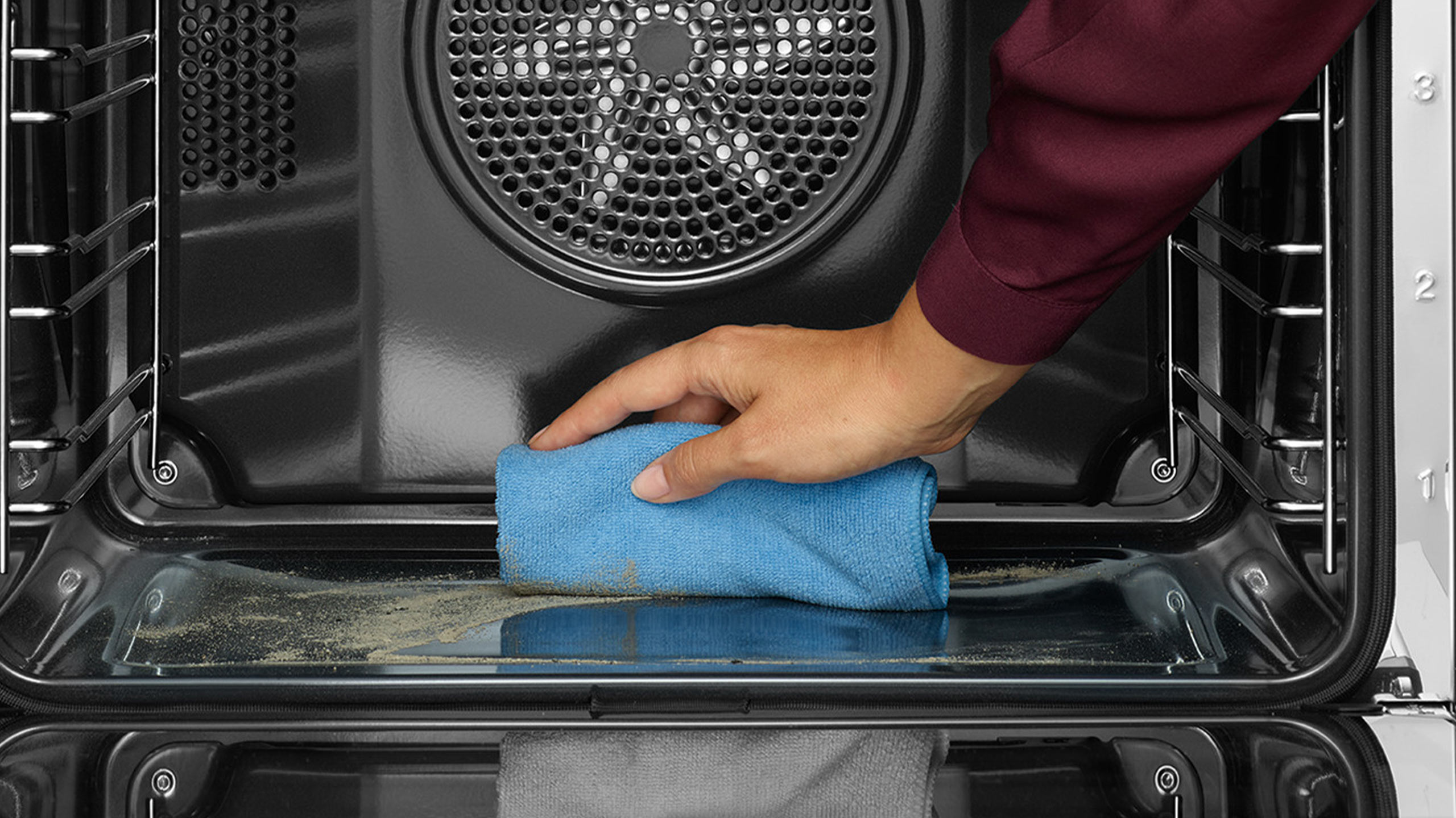 Den Backofen reinigen: Die besten Tipps & Hausmittel - Küchen Staude